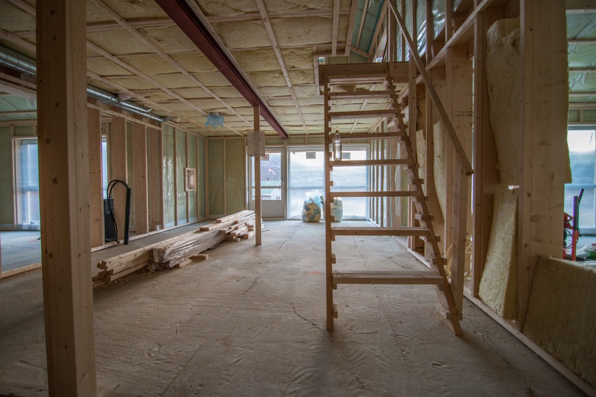 Første sniktitt innvendig – Sandbakken gård